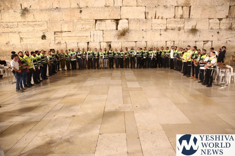 MOVING VIDEO: Zaka Volunteers Sing Acheinu At Kosel With Candles ...