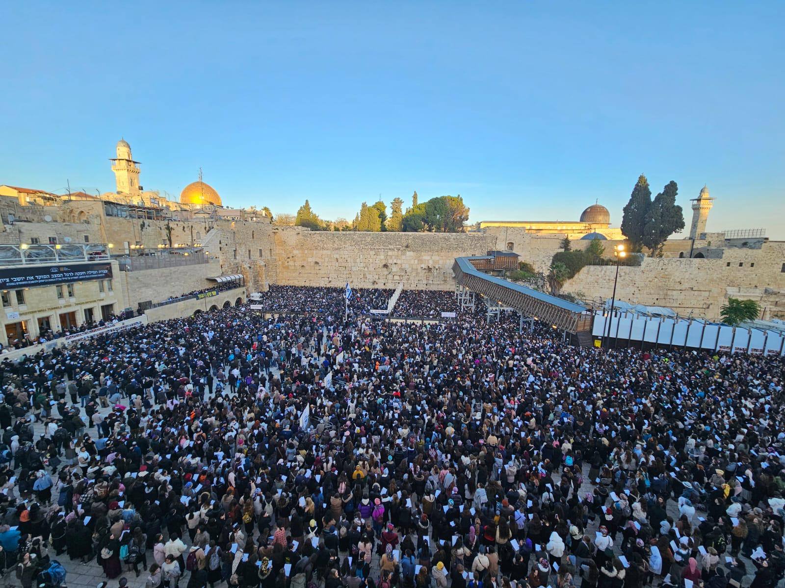 Thousands Gather At Kosel To Daven For Hostages [VIDEOS] – The Yeshiva ...
